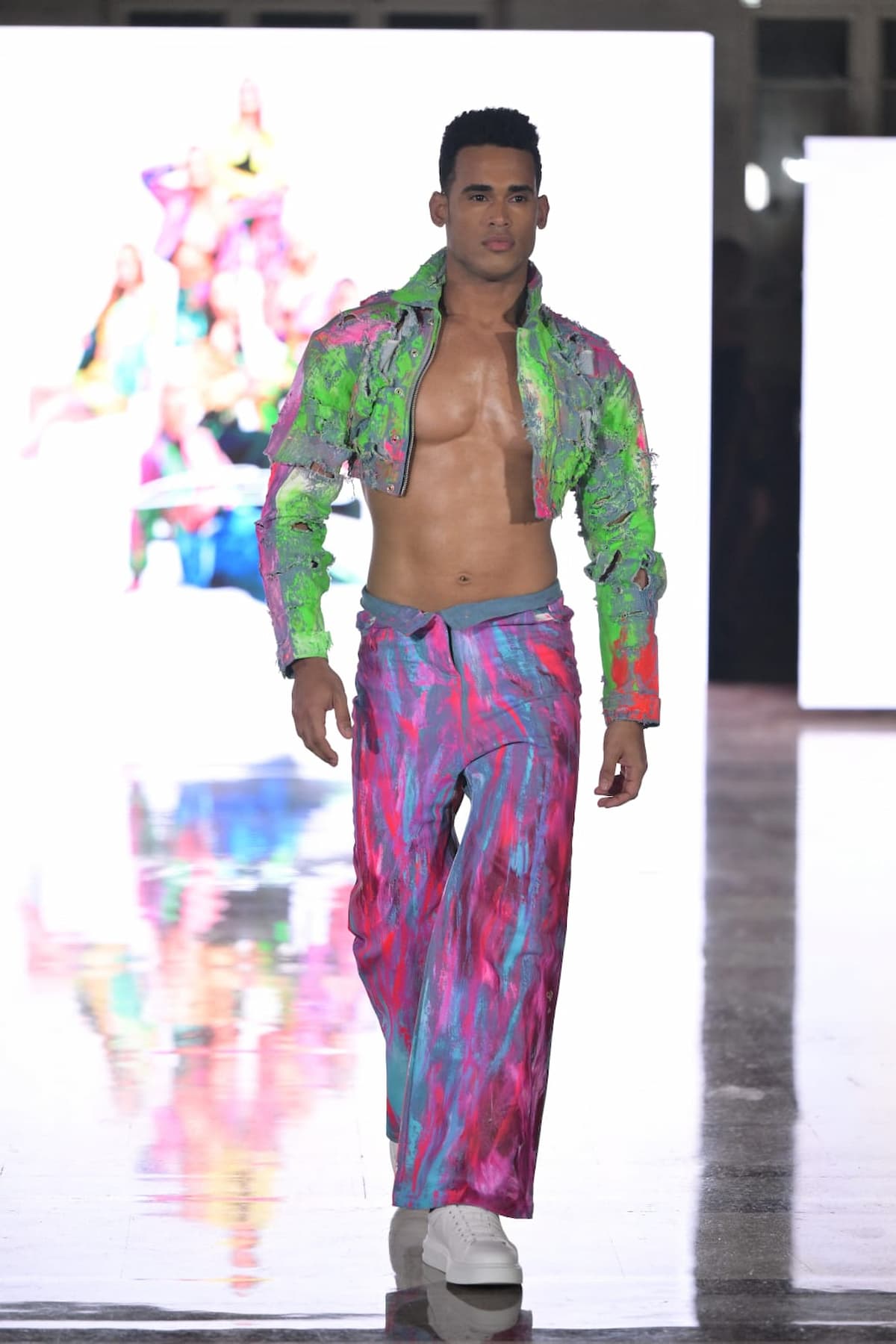 El modelo cubano Leo Cruz triunfa en Miami durante la inauguración de11 ...