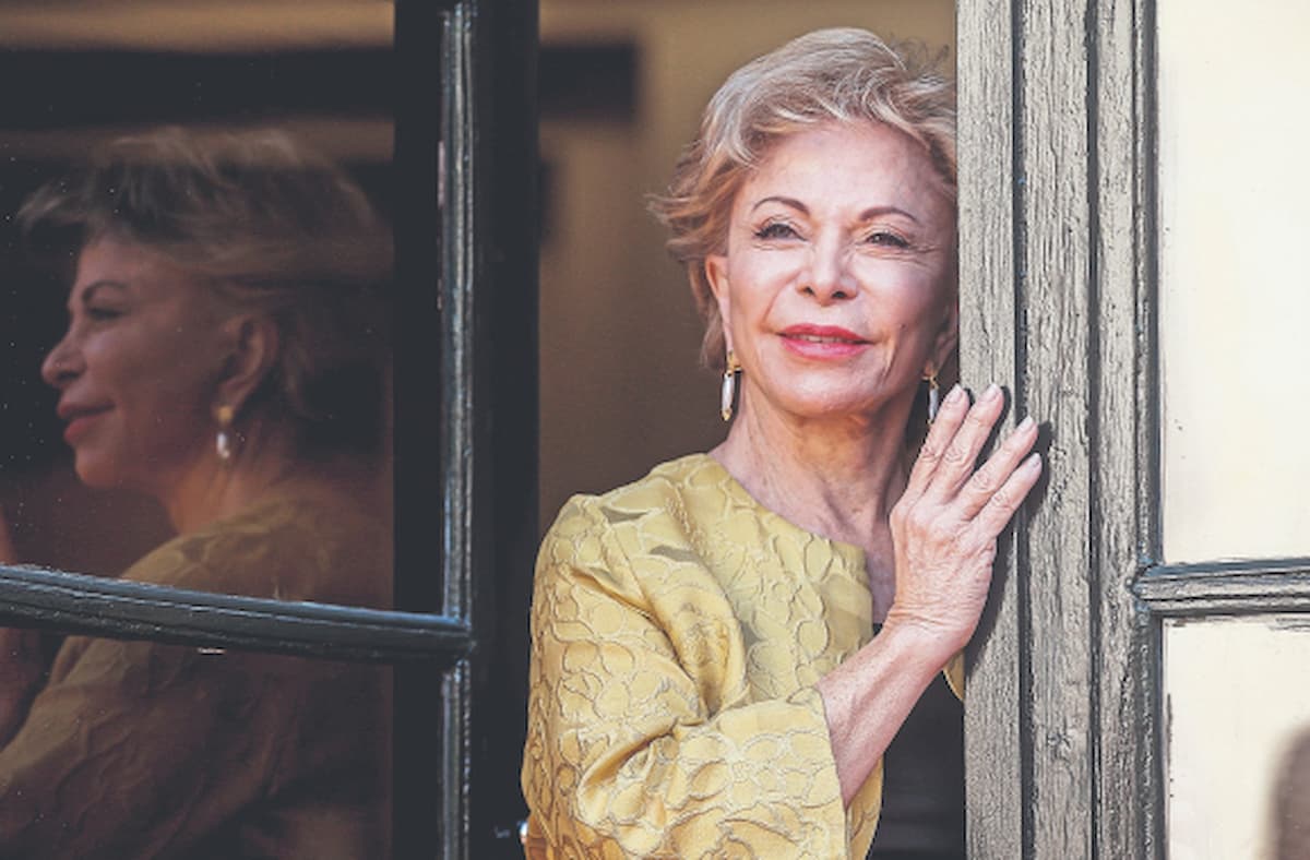 La Casa de los espíritus de Isabel Allende cumplió este año 40 años ...